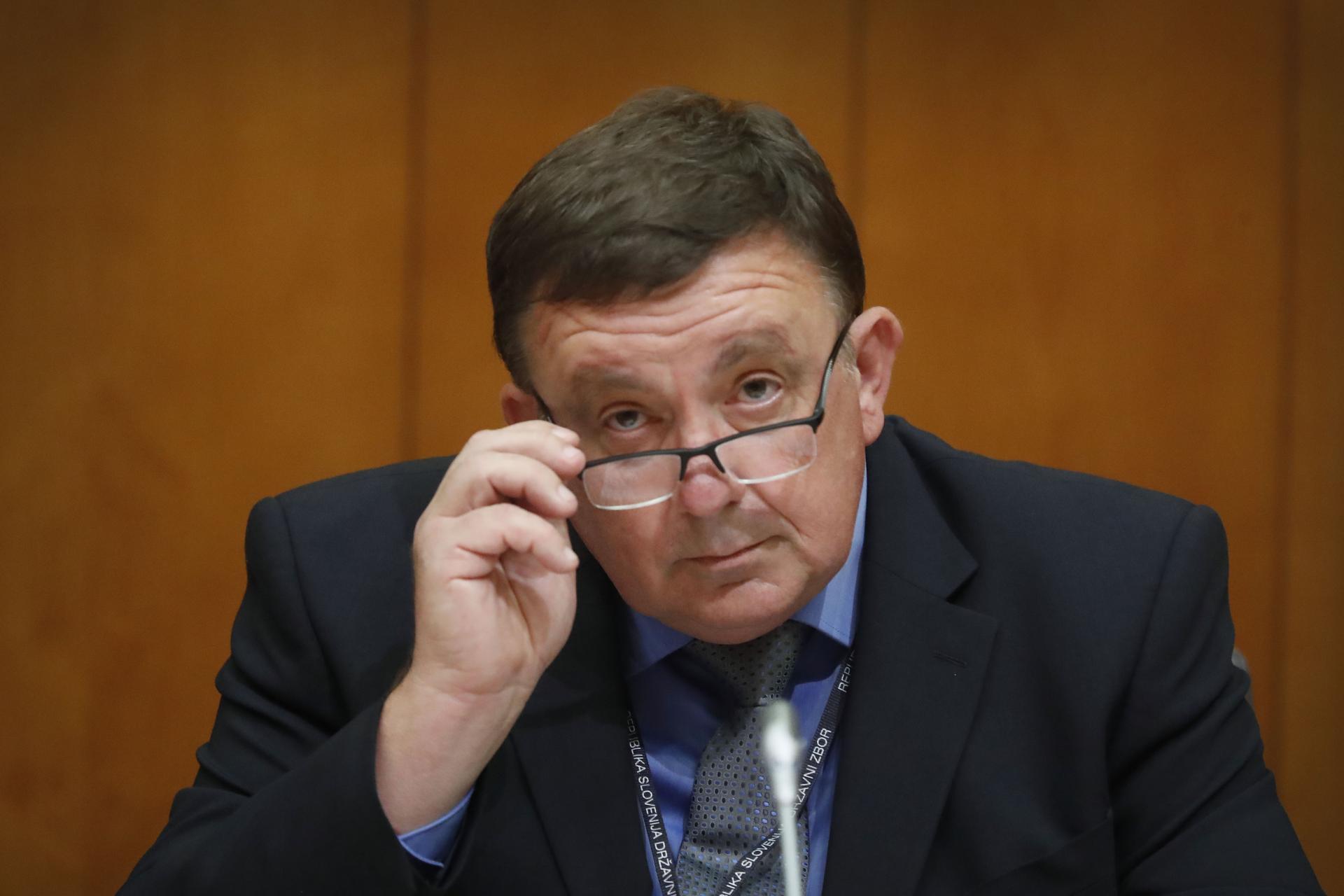 Fakin v boj za direktorski položaj