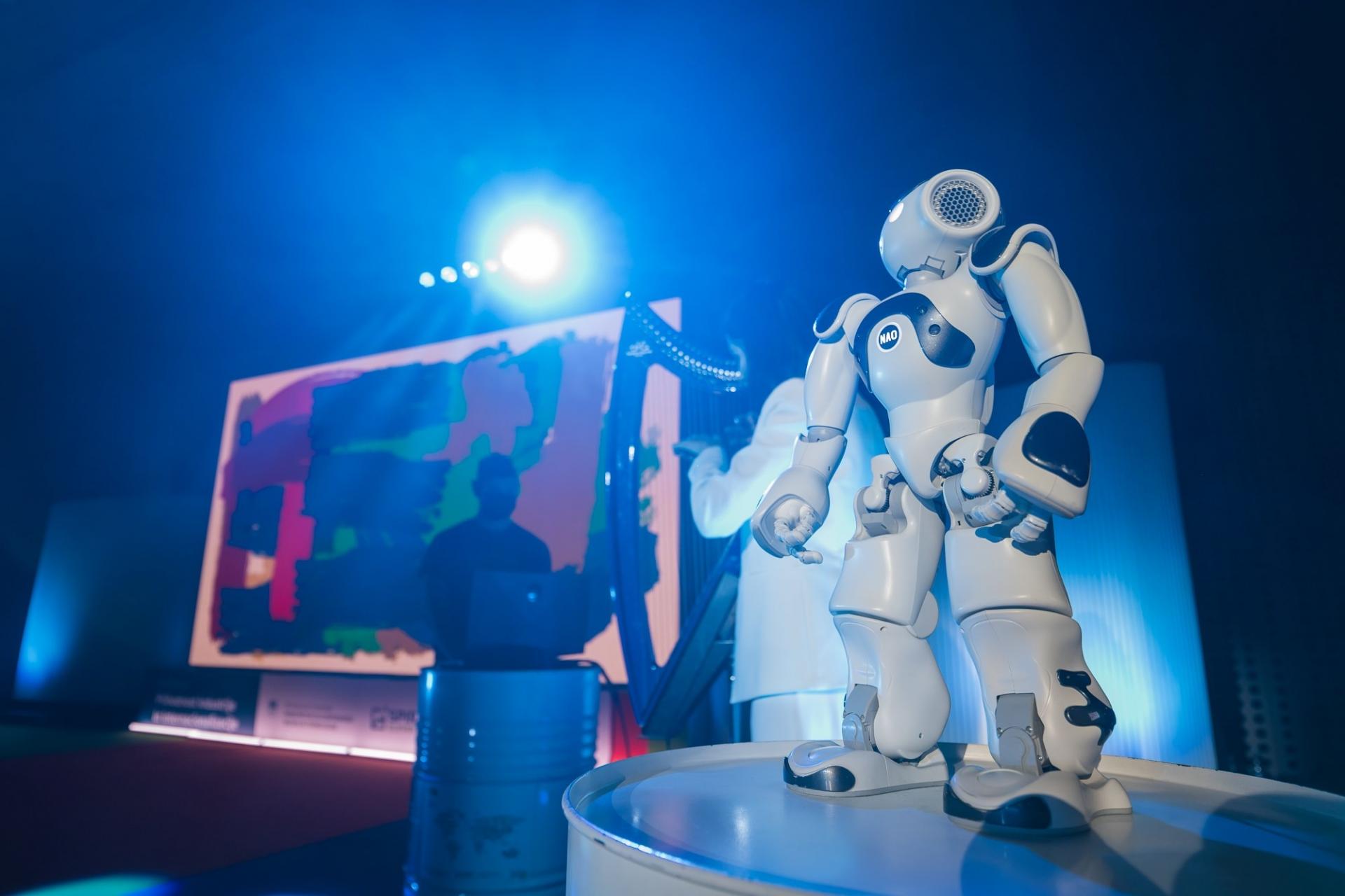 FOTO:Moč misli premika robotsko roko, letalo in – Evo