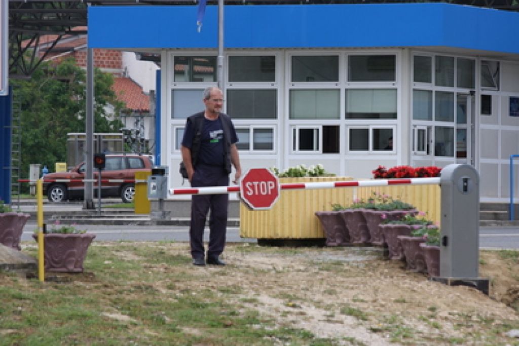 Joras prosi Rehna za pomoč pri Mesiću