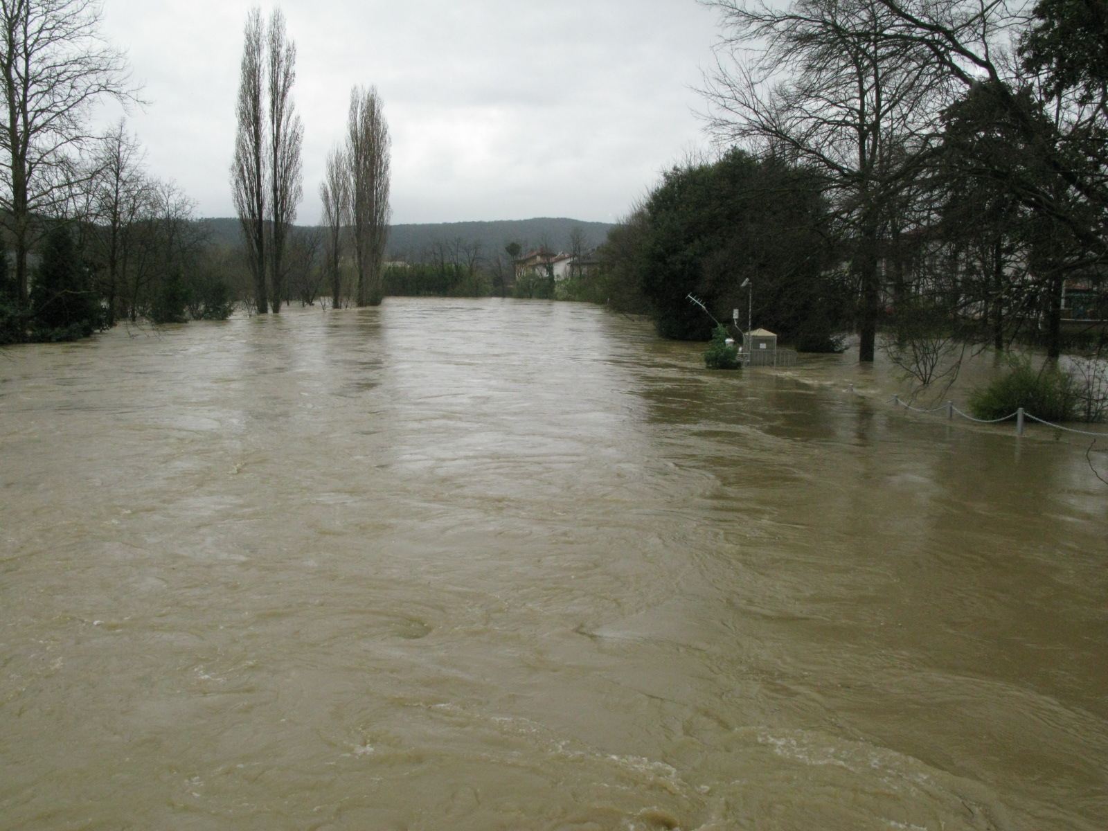 Reka Vipava presegla opozorilno vrednost pretoka