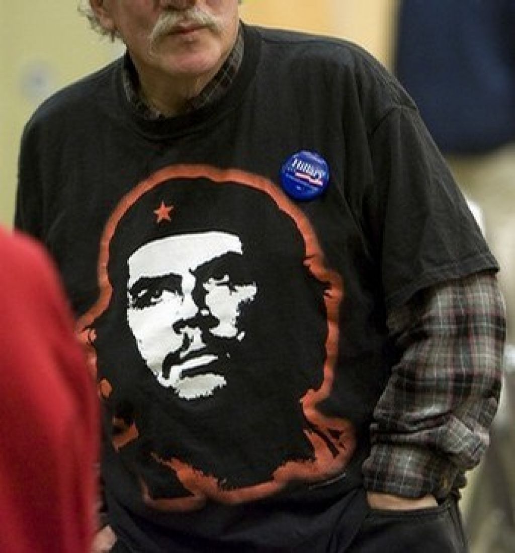 Za majico s podobo Cheja 3 leta zapora