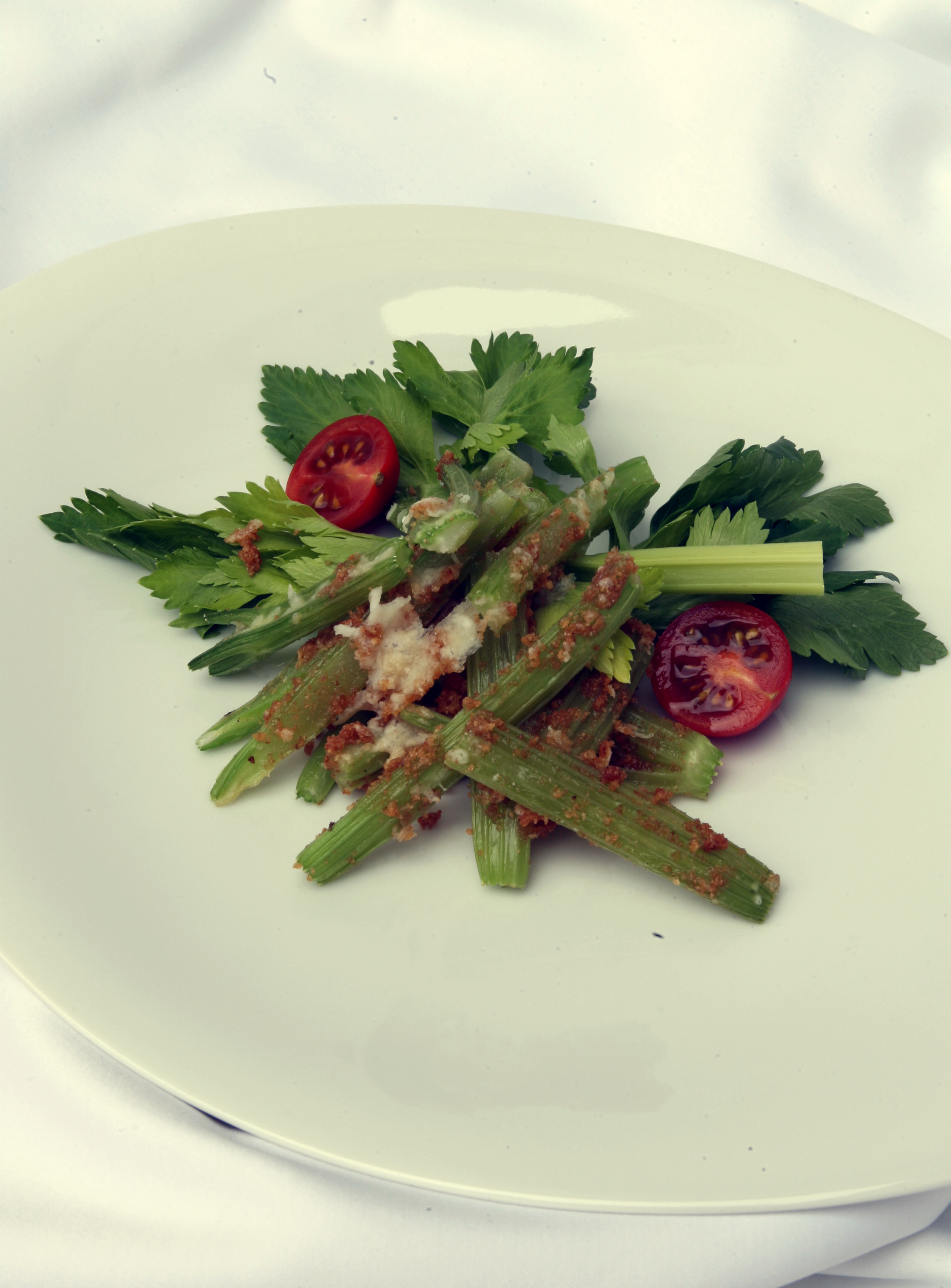 Zapečena stebelna zelena s sveže ribanim parmezanom