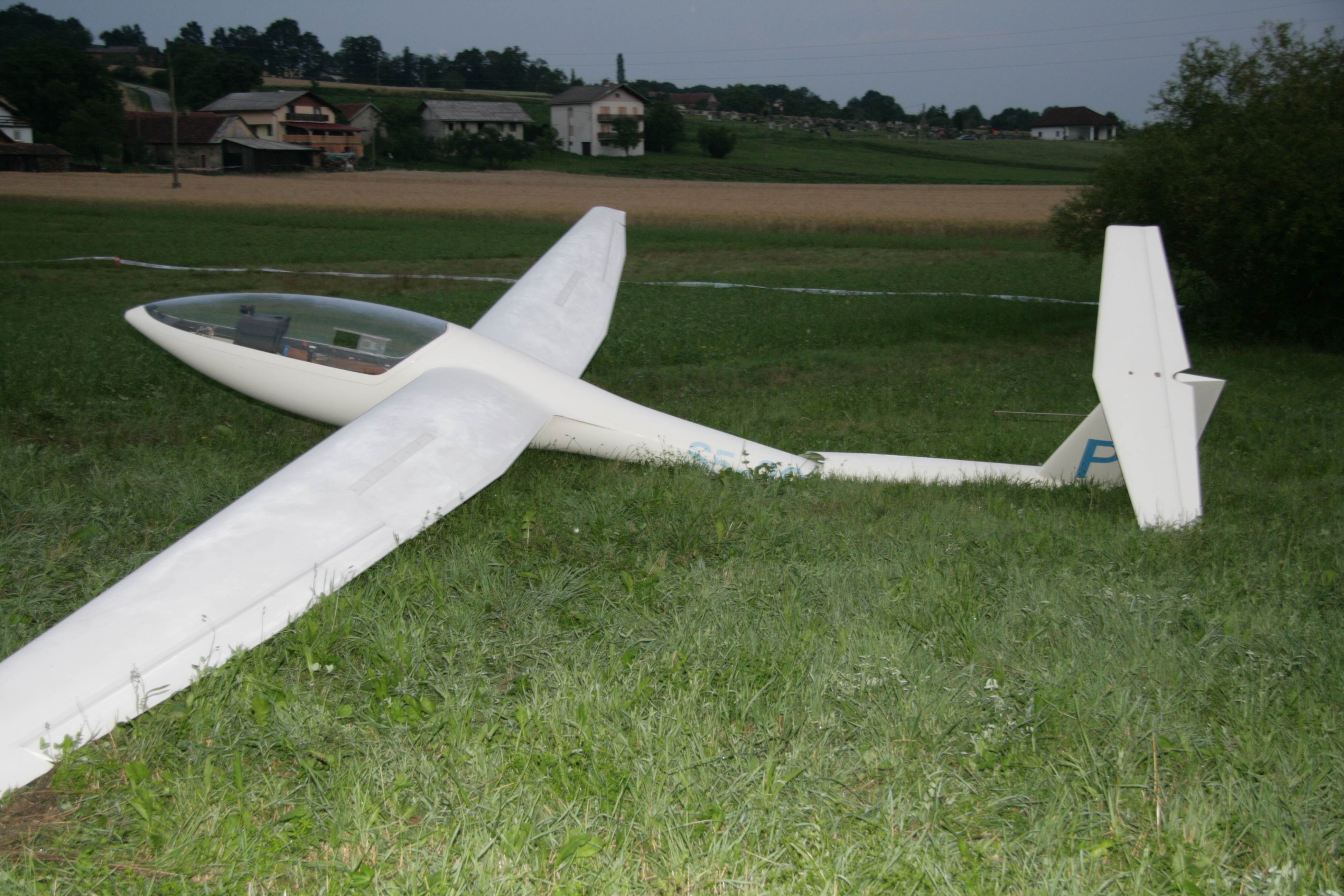 Letalo zlomljeno, letalec ostal cel