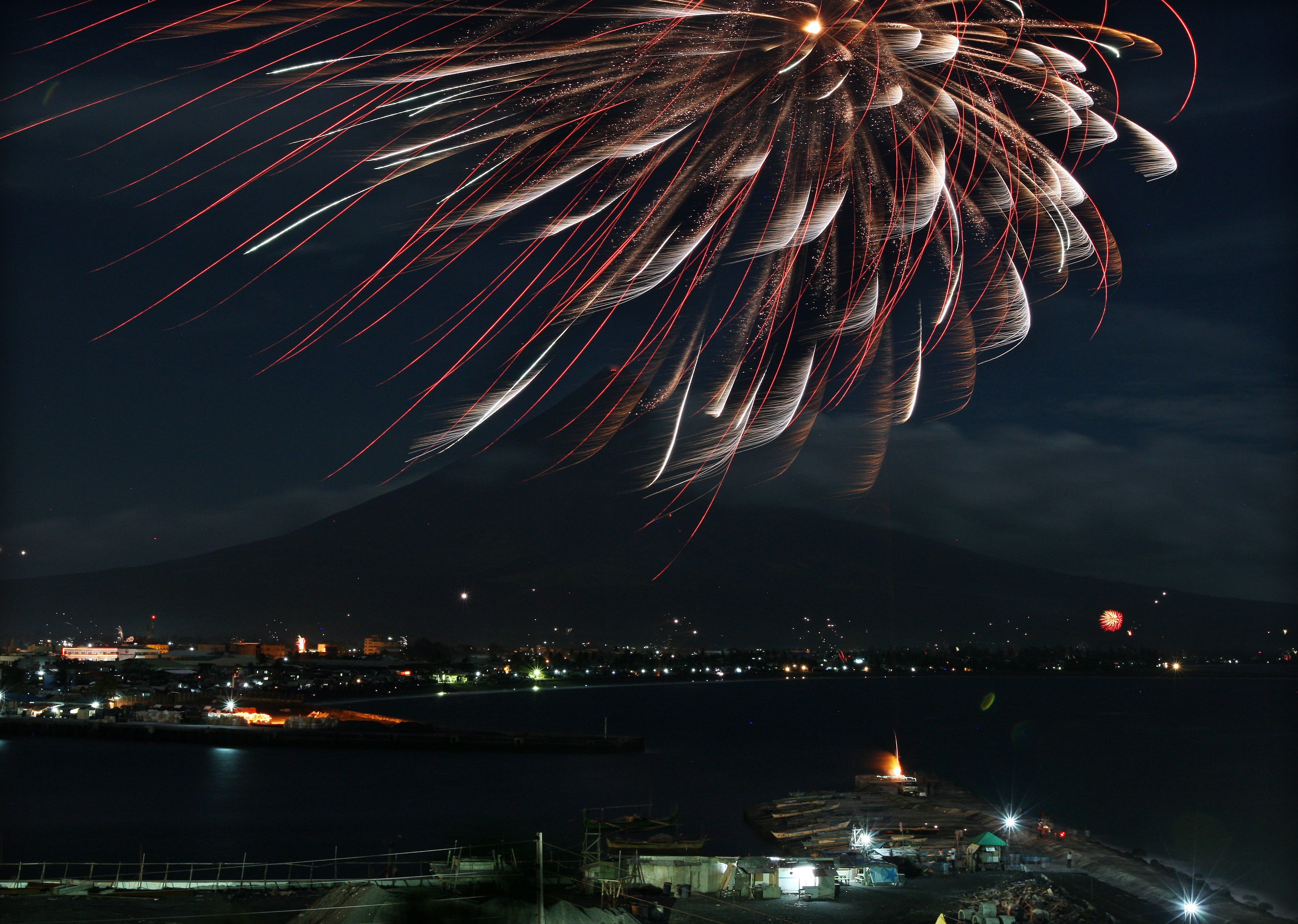 FOTO: Se vulkan Mayon umirja?