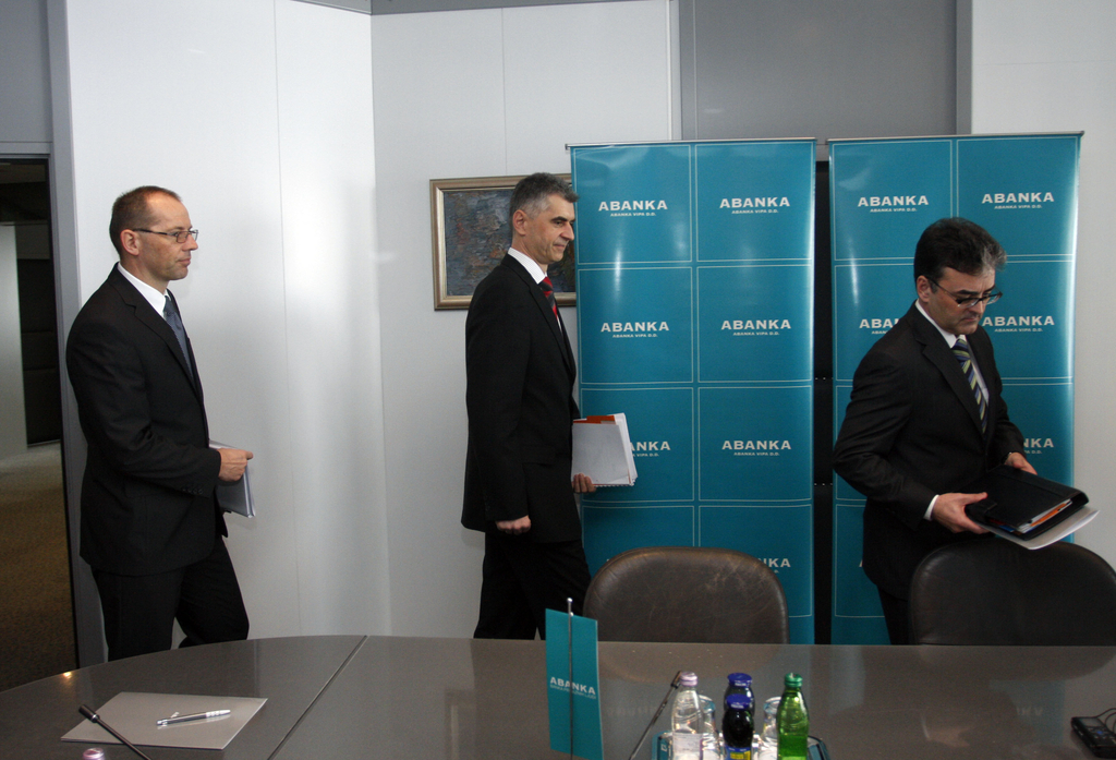 Zapleti pri združevanju bank