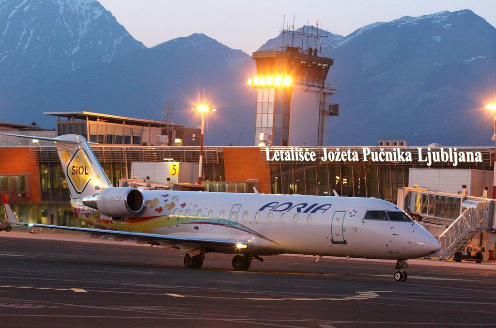 Na obnovljenih letalskih stezah pristalo prvo letalo