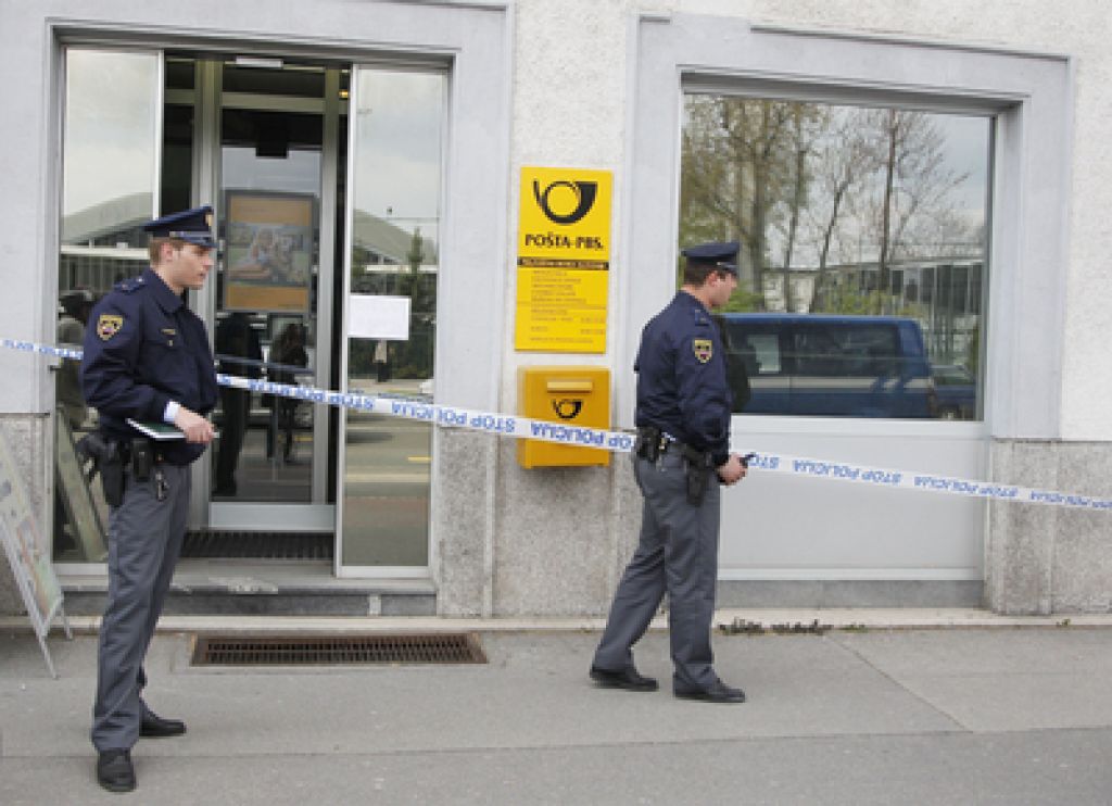 Oborožena oropala pošto, pobegnila proti Zmajskemu mostu