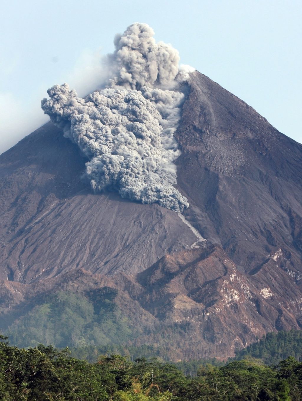 Indonezijski vulkan znova bruha, ruska ognjenika spita