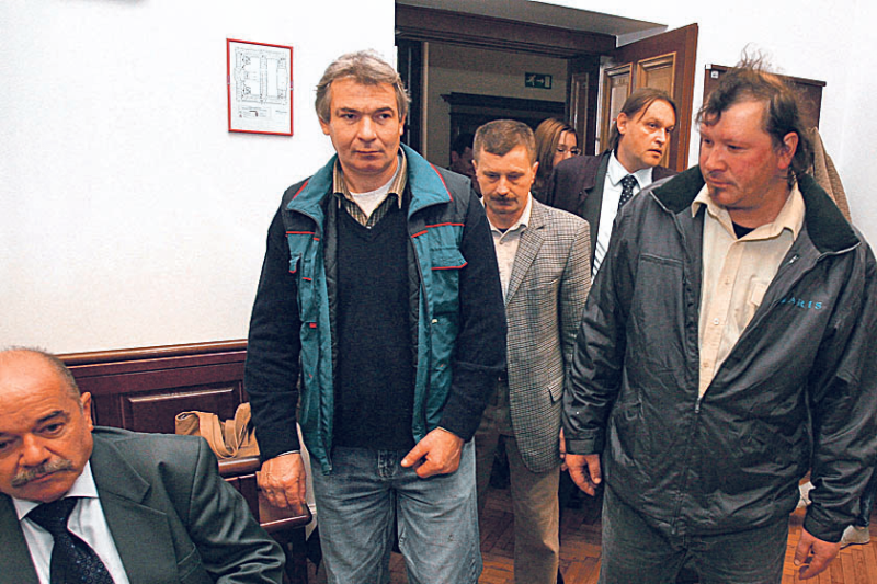 S pendrekom po glavi in licih