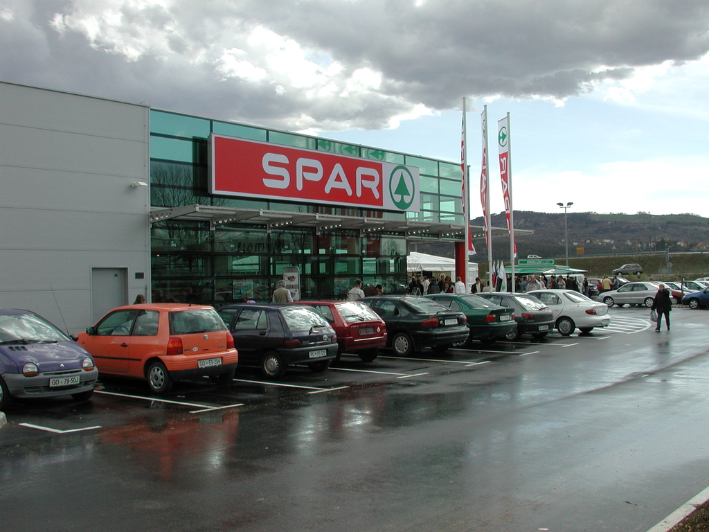 Burja odpihnila del strehe hipermarketa