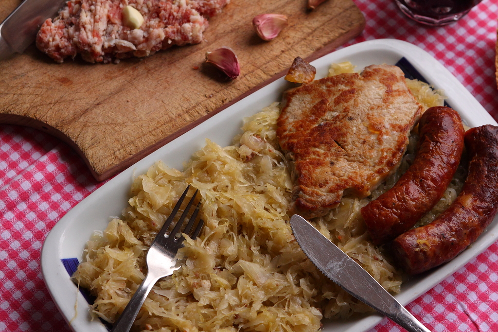 Ombolo, kuhana endivija in orehov liker