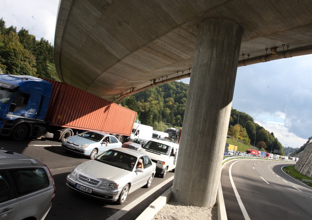 Zgoščen promet v smeri mejnih prehodov