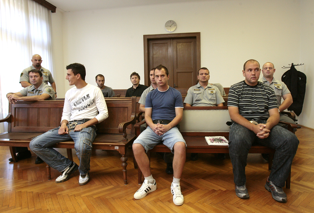 Ob nezavestnem so še pili in ga nato pustili na stopnicah