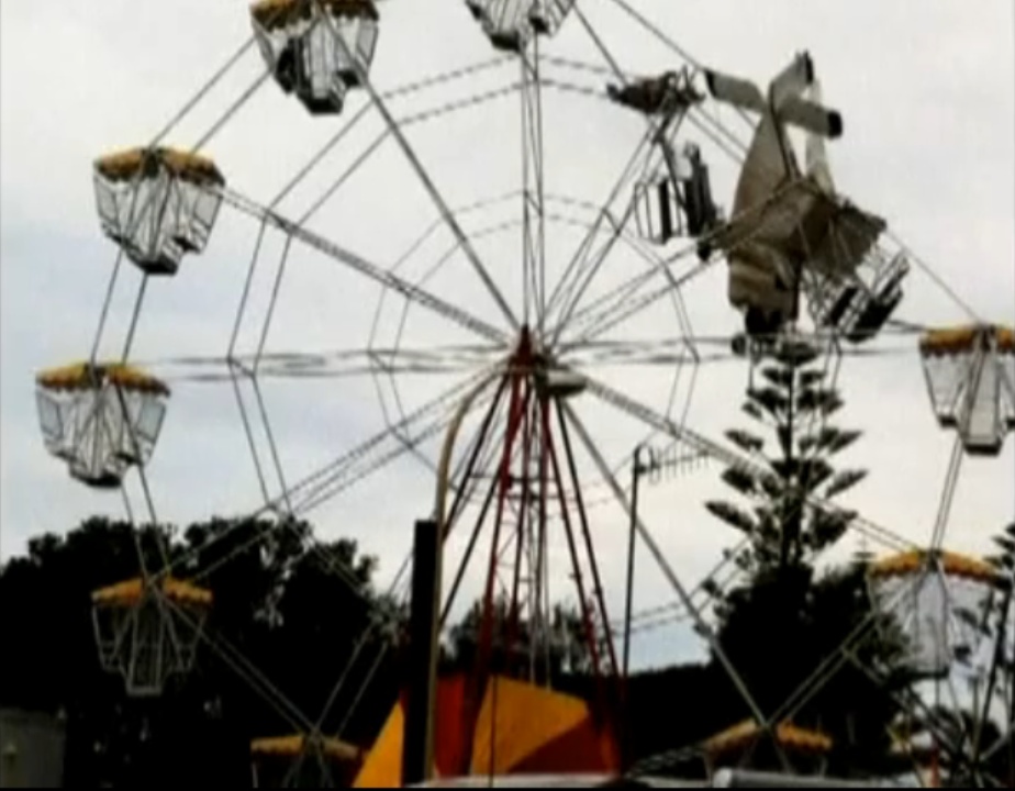 Ultralahko letalo trčilo v panoramsko kolo