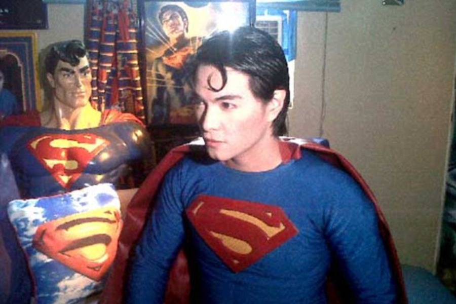 Operiral si je obraz, napihnil bedra in postal Superman