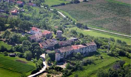 Papeža zanima Dajla, samostan Krog čaka na sodišče