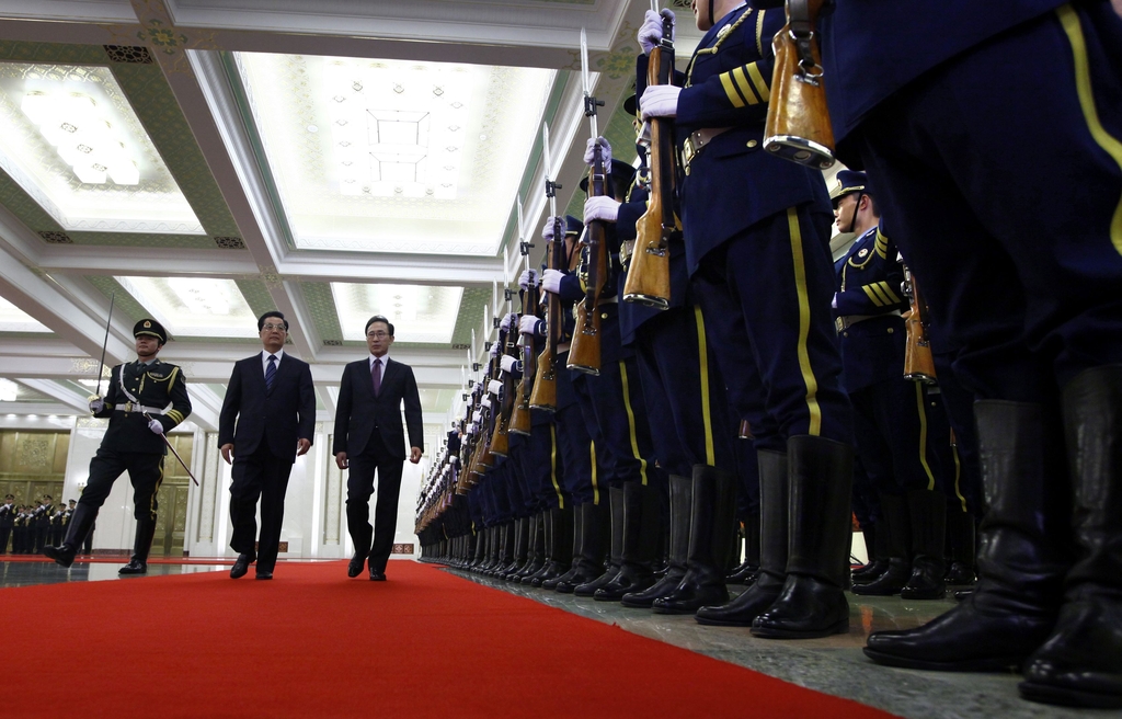Kitajski odnos do obeh Korej: Kim na konju, Li na Trgu nebeškega miru