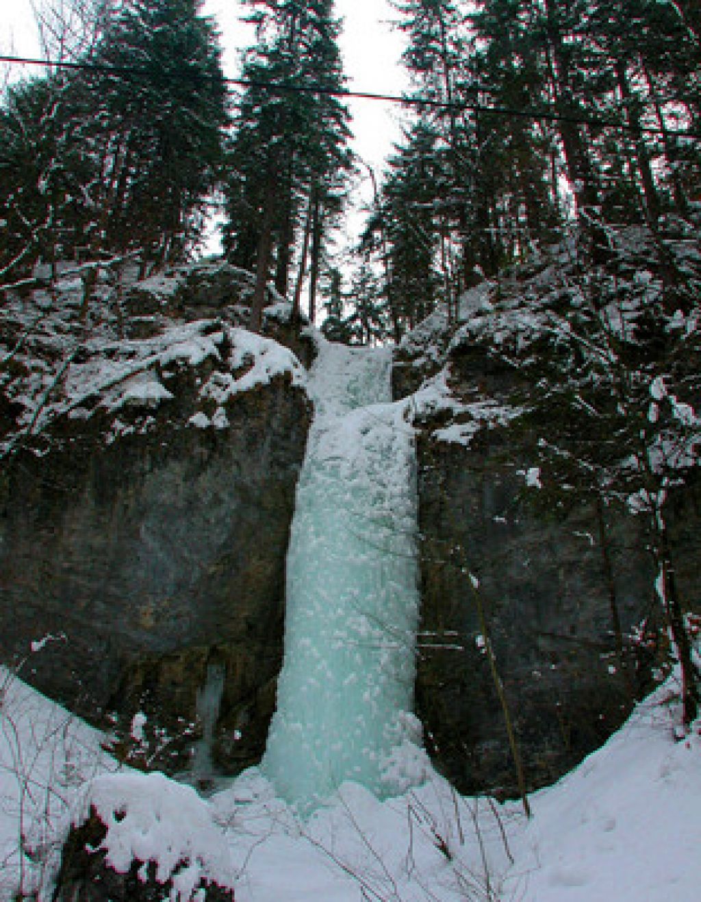 Alpinist padel z zaledenelega Gregorčičevega slapa