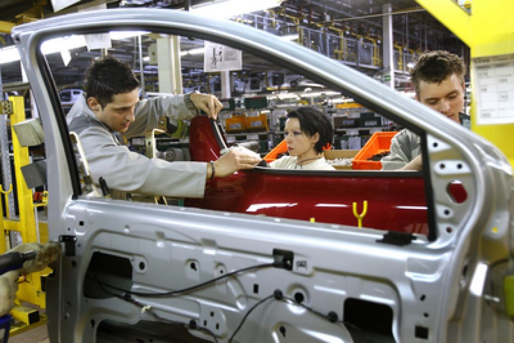 Revoz: brez dela 300 ljudi