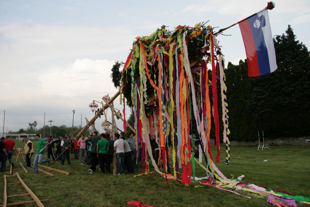 Plezanje proti vrhu, kjer še lahko završi nov veter