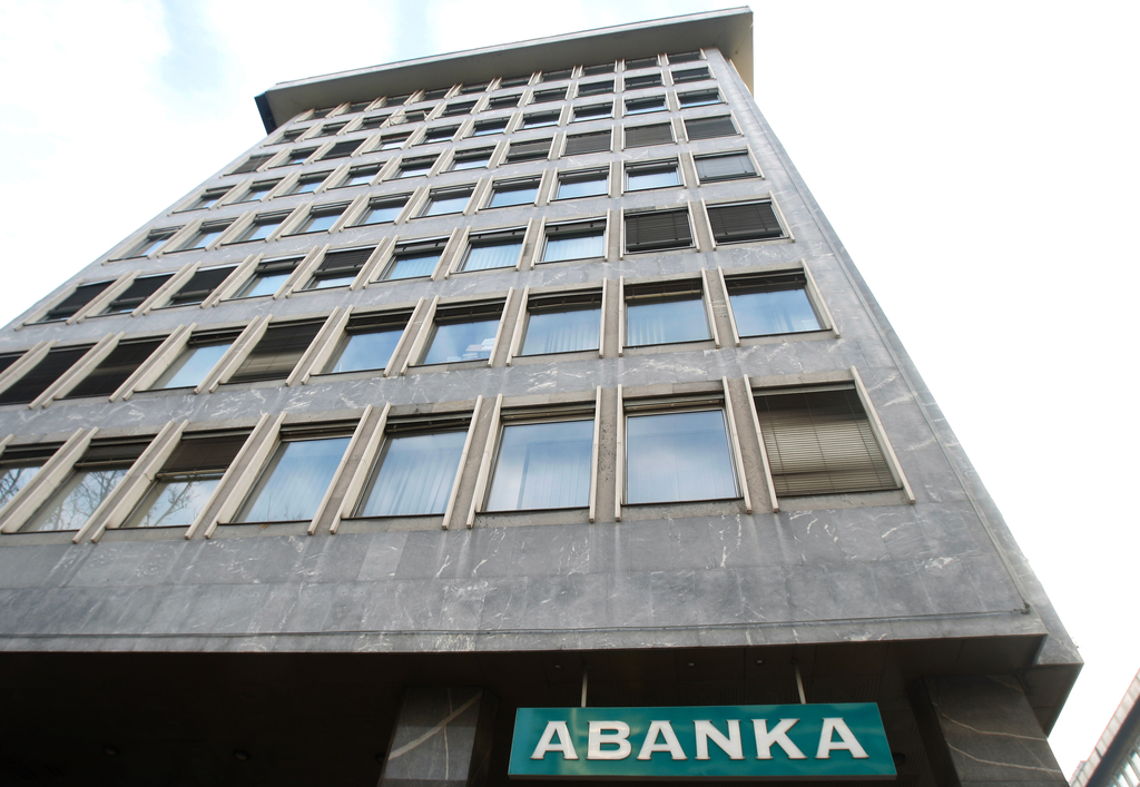 Večina delnic Abanke ostala neprodanih