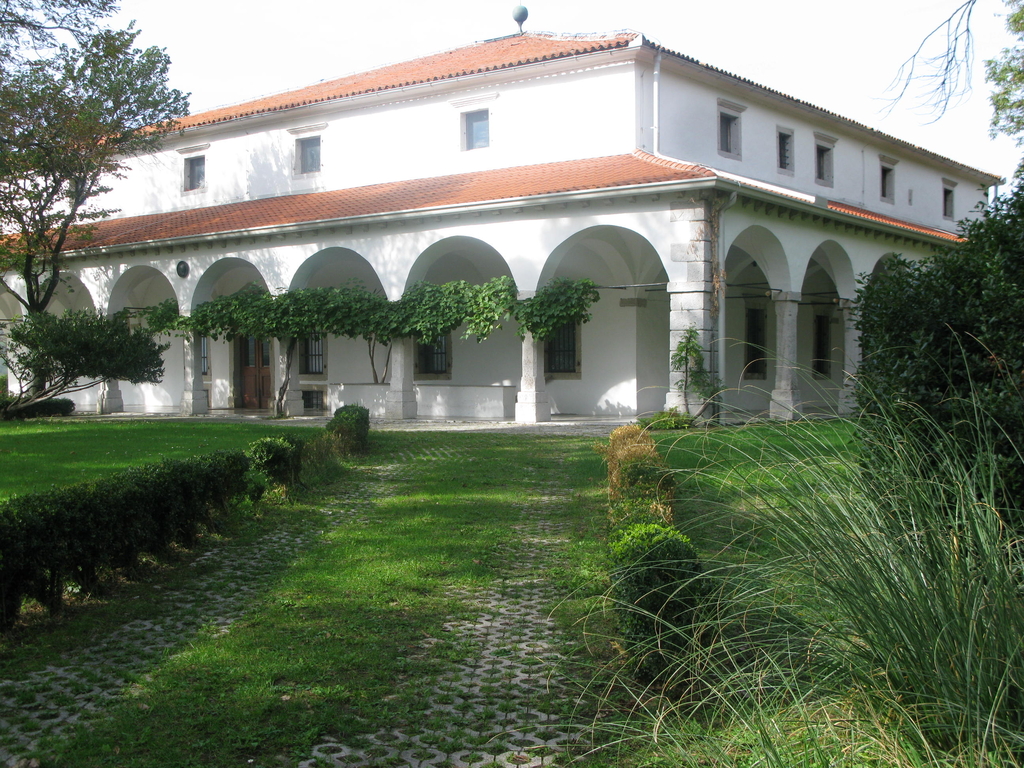 Dvorec Zemono naprodaj za tri milijone evrov