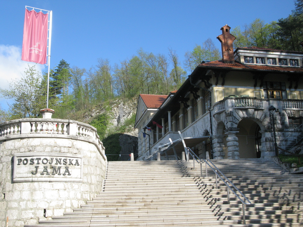 Občini Postojna ni treba iz Postojnske jame