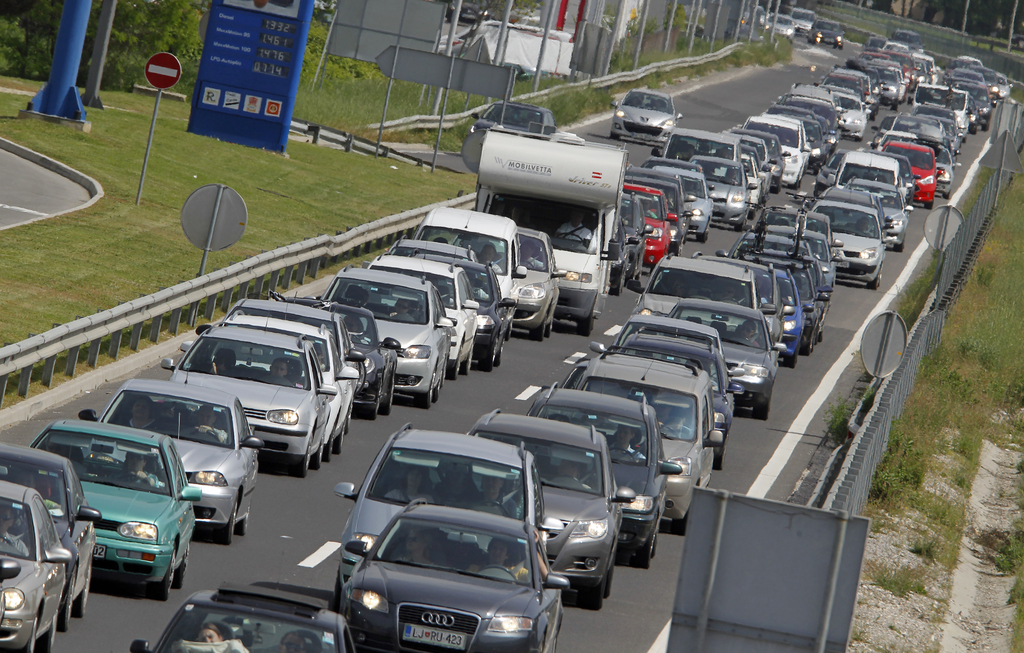 Pred predorom Karavanke večkilometrski zastoj