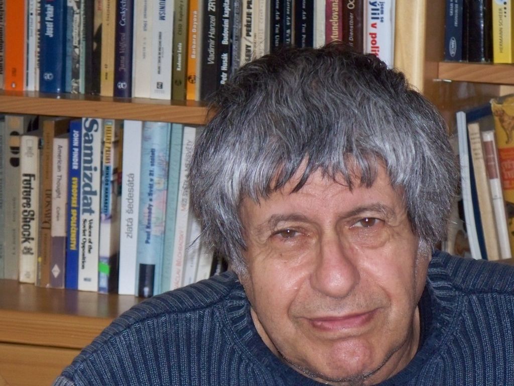 Novi roman Ivana Klíme: Sivina moralnega relativizma