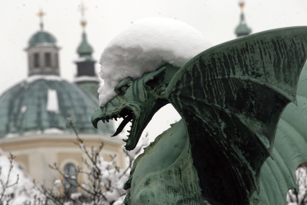 Kitajski zmaj se prikrije, naš mora umreti