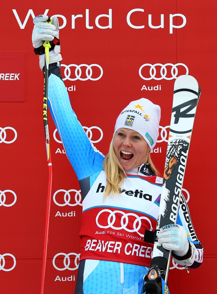 Maria in Jessica vodji, ki vlečeta ekipo