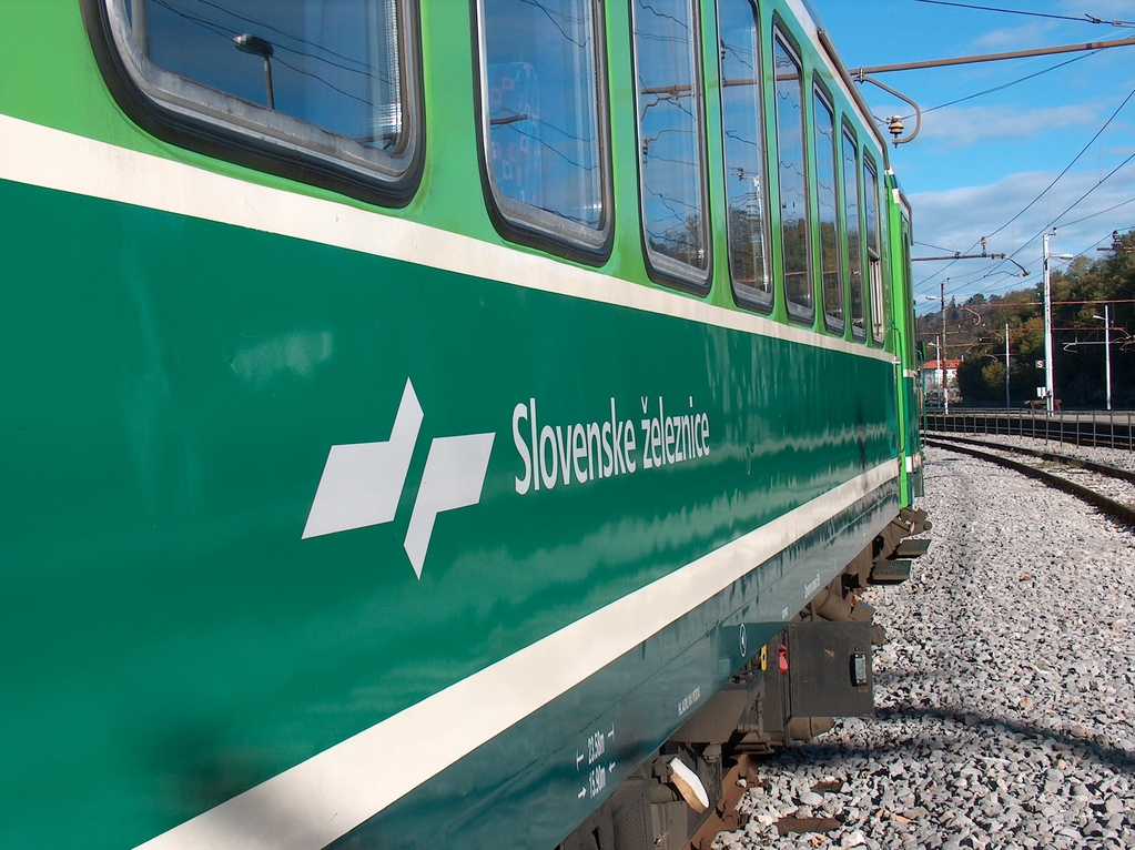 Hura: še dva vlaka na Notranjki