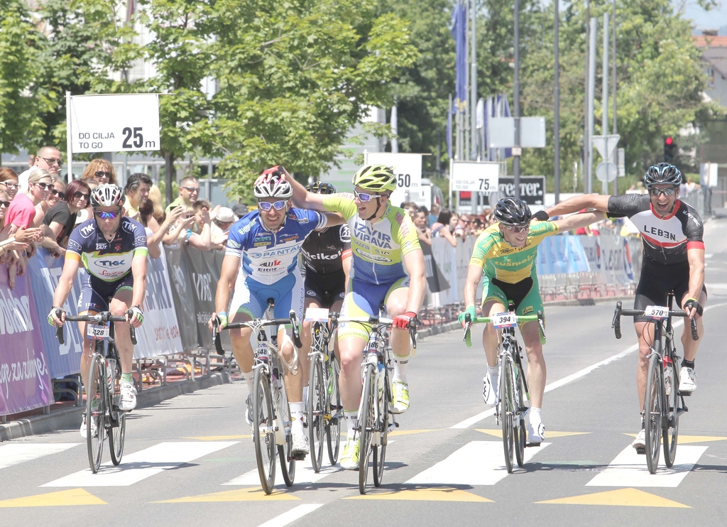 Sonce sije, Kladje bije