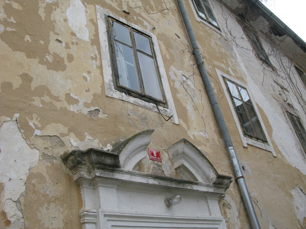 Grad Dvor in še denar za ureditev infrastrukture