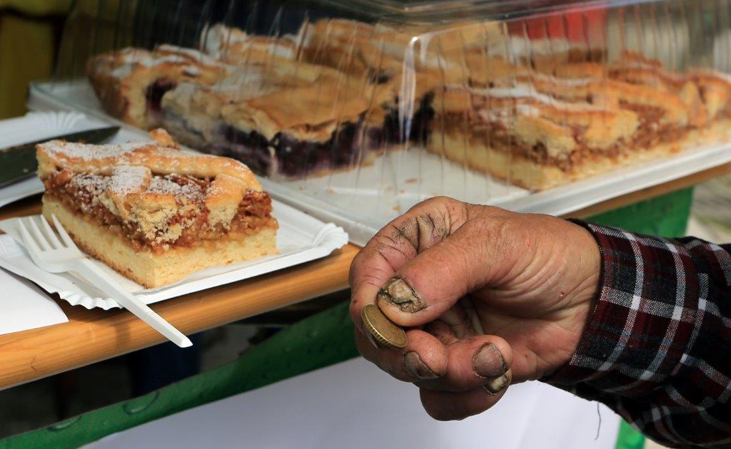 Vse več ljudi prejema denarno socialno pomoč