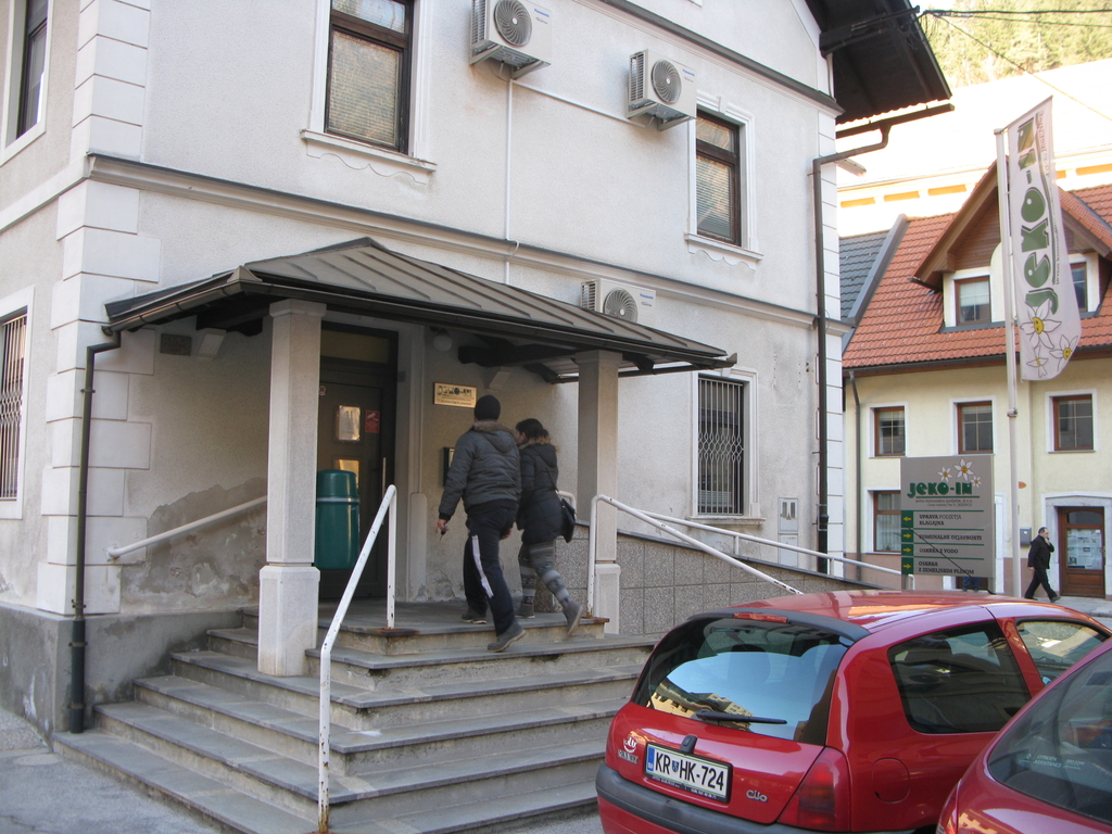 Obsojen mobinga, odpravnina mu ostane