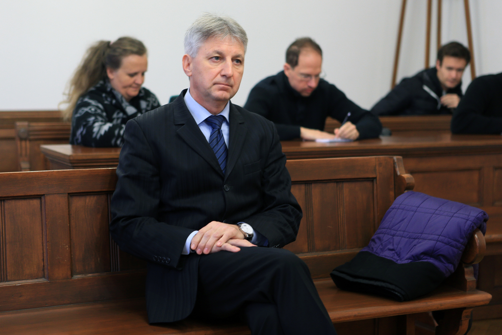 Ivan Vogrin v nekdanjo ženo vrgel dvoriščna vrata