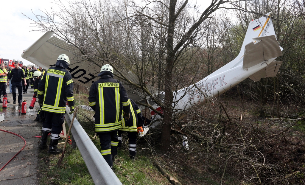 Na avtocesto v Nemčiji strmoglavilo športno letalo