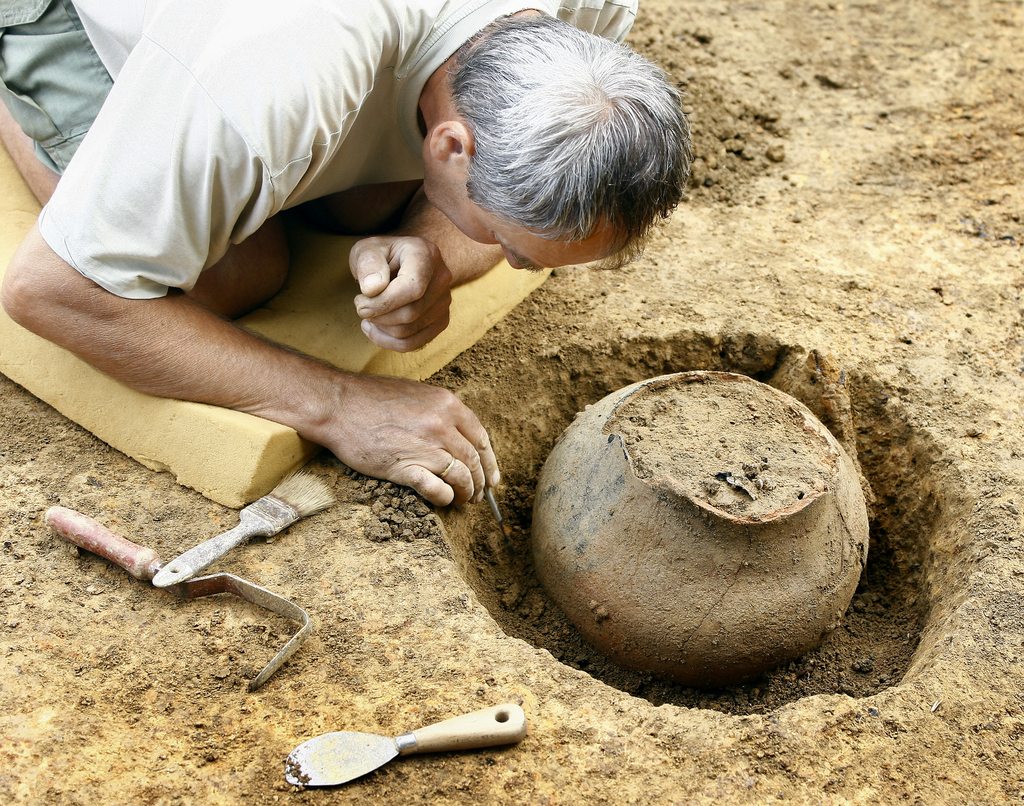 Kisel dež in medla država ogrožata najdišče