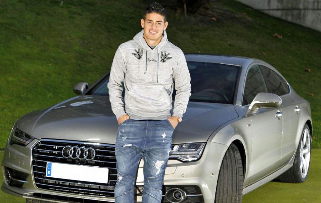 Lepa dekleta, vile in hitri avtomobili