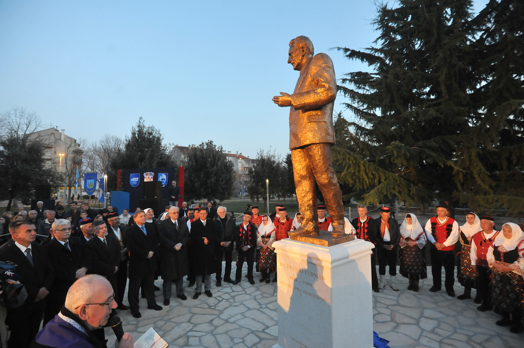 Zid objokovanja sredi Zagreba: Za domovino, s spomeniki naprej