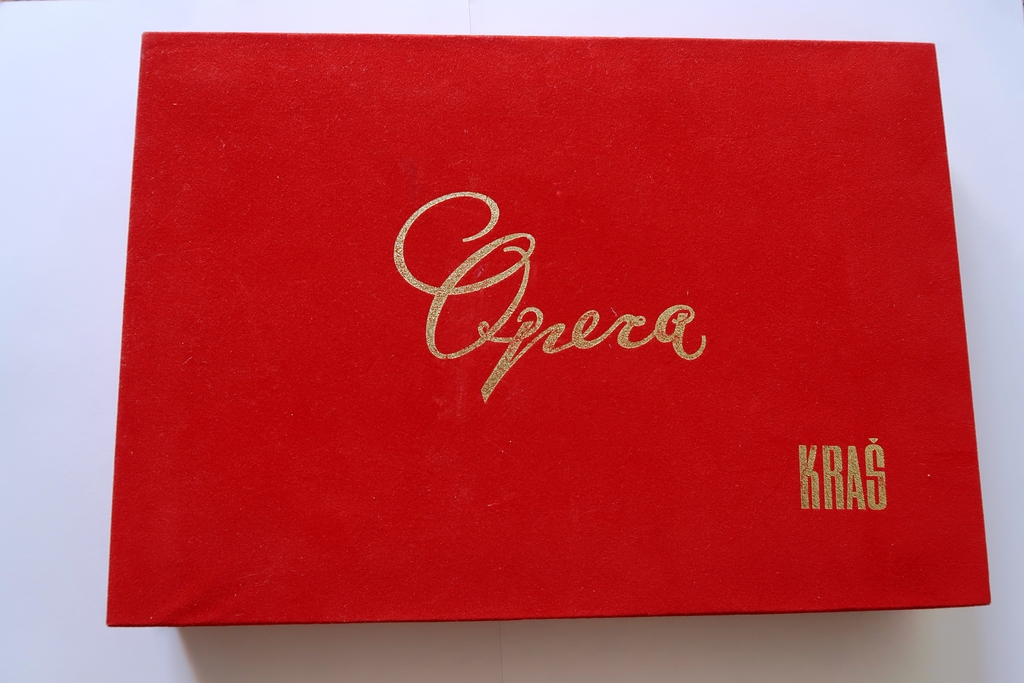 Visoki C med bonbonjerami