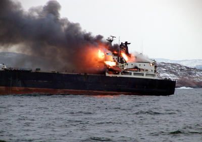 Eksplozije na gorečem tankerju