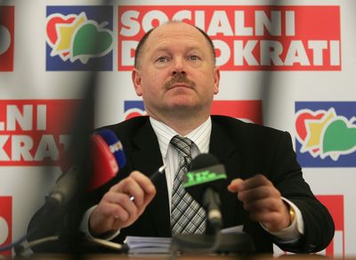 SD: Vlada množično zavrača državljanstvo