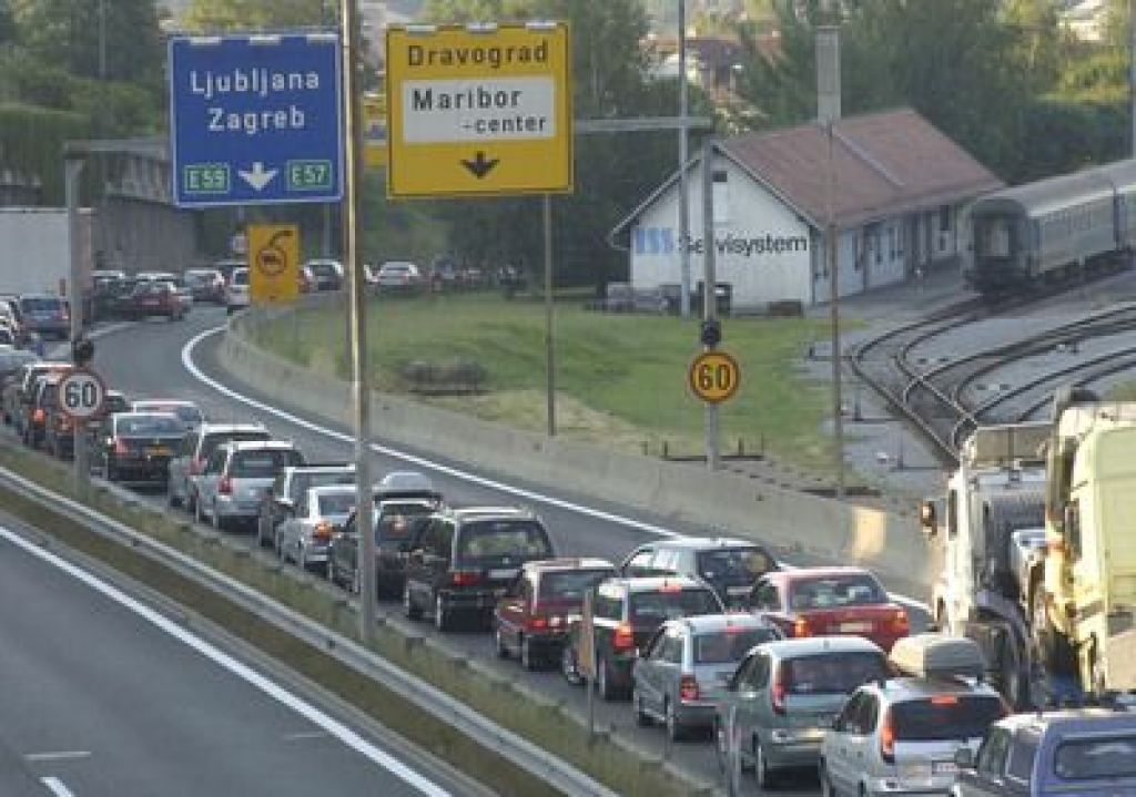 Gost promet, na več odsekih zastoji
