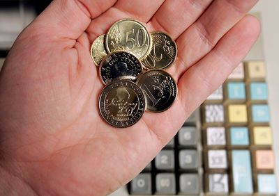 V obtoku vedno več ponarejenih evrov