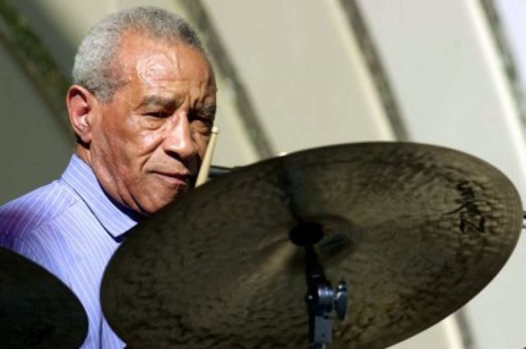 Umrl jazzovski bobnar Max Roach