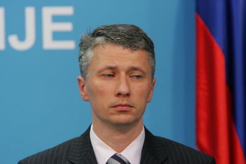 Siročič zaradi kršitev pri razrešitvi na sodišče