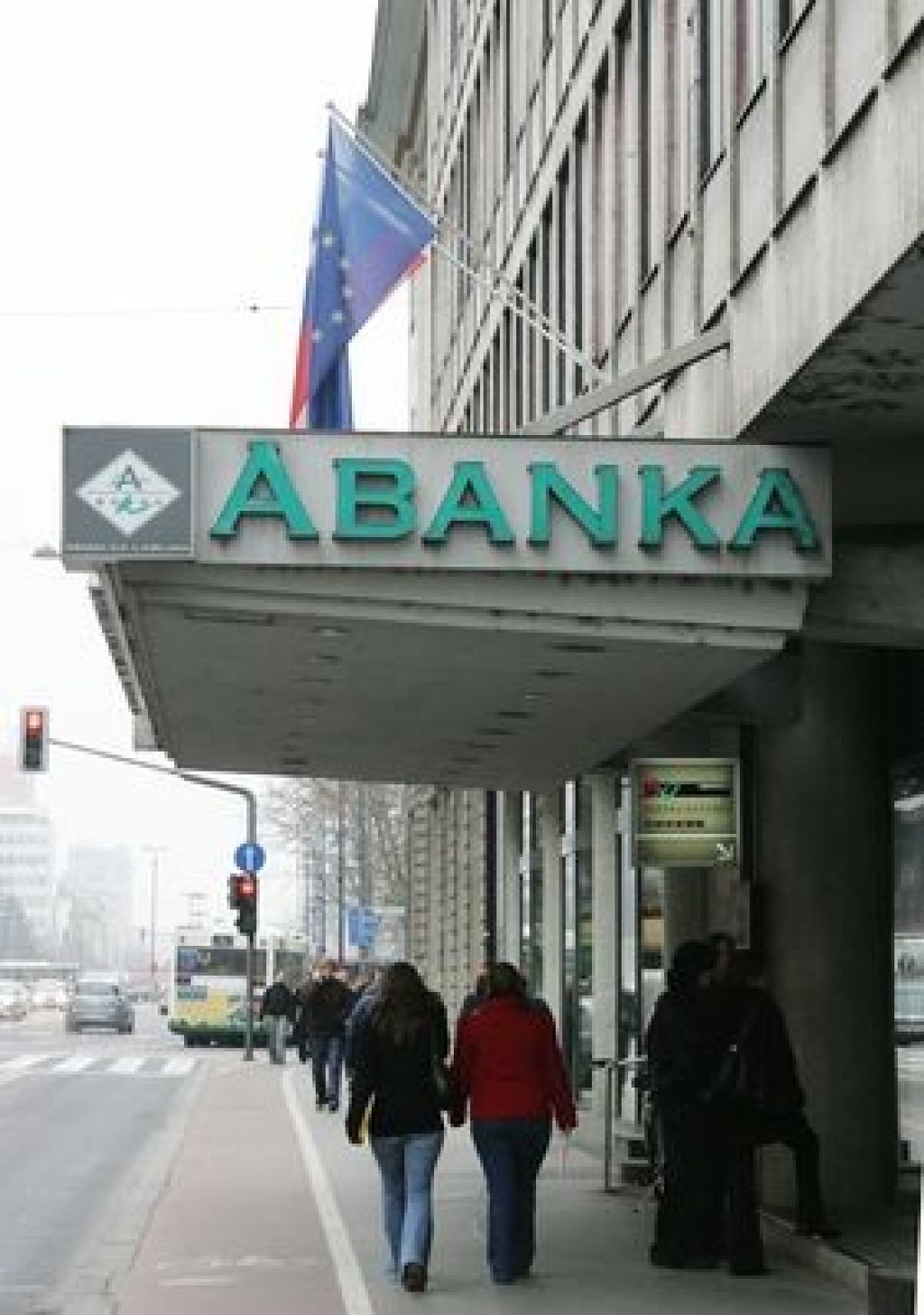 Nastaja druga največja slovenska banka?