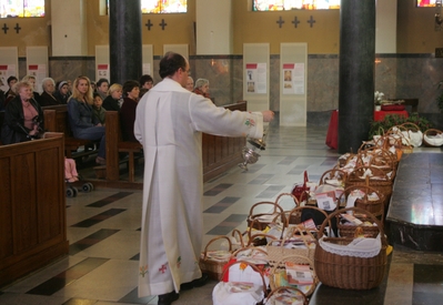 Na veliko soboto blagoslov velikonočnih jedi